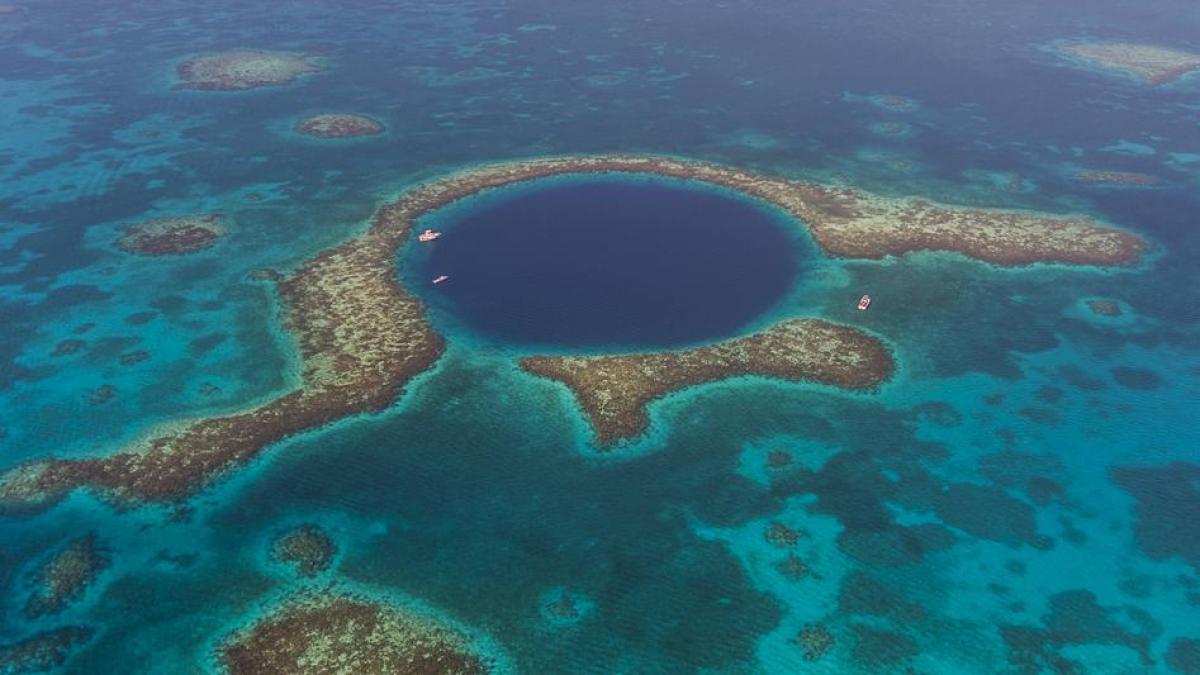 Cómo es el Gran Agujero Azul, uno de los pozos marinos más profundos, y ...